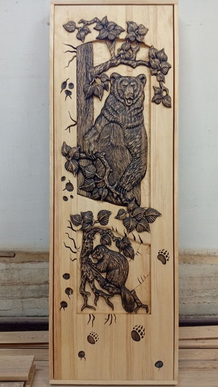Резная дверь из массива "Медведь с бобром"