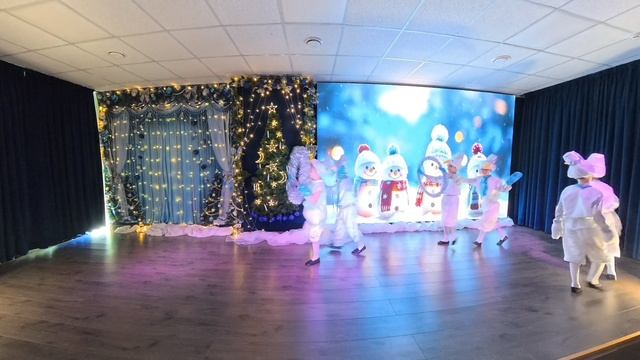 Танец снеговиков