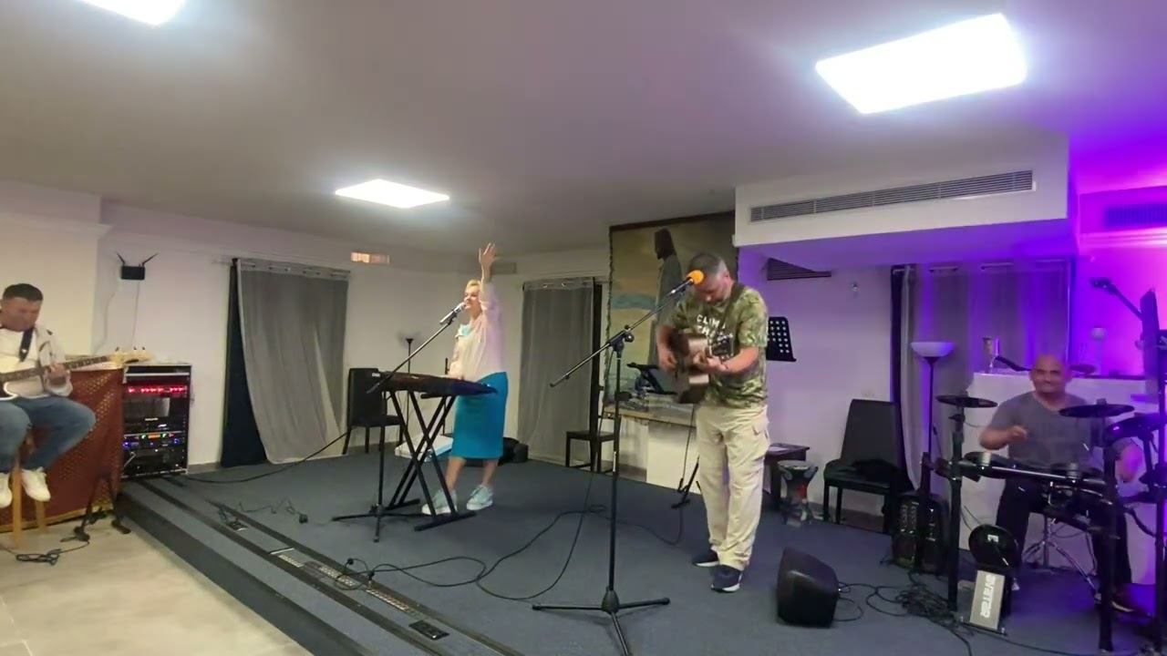 Фрагмент поклонения на молитвенном служении в г.Нетания (Израиль)