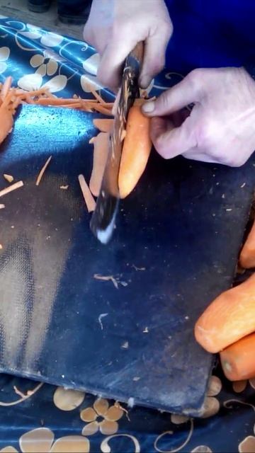 Как режут морковь для плова на восточном базаре