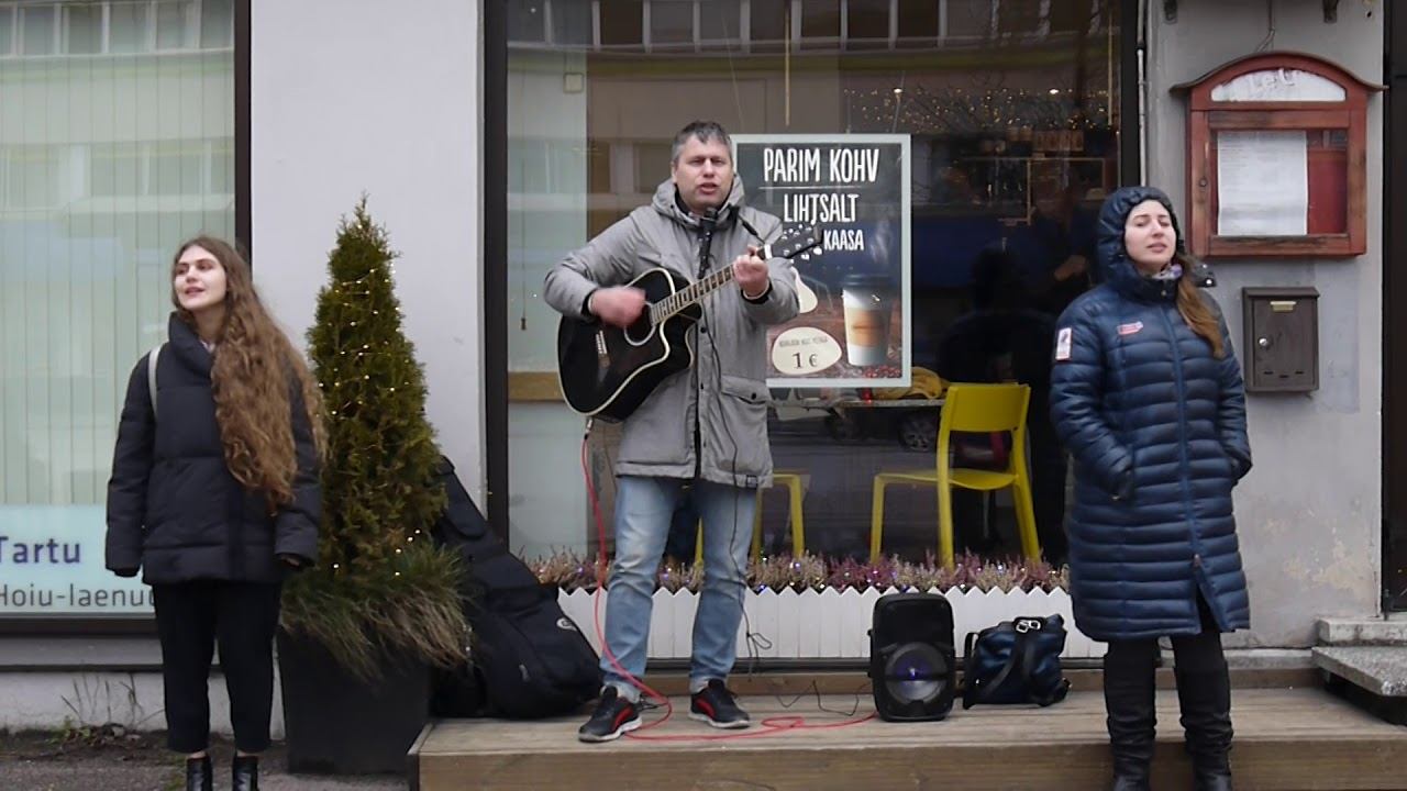"Приди огнём Святого Духа" песня на уличном служении в Таллине