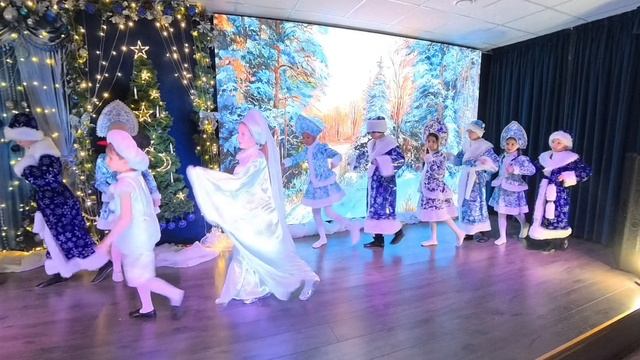 "У леса на опушке жила зима в избушке"