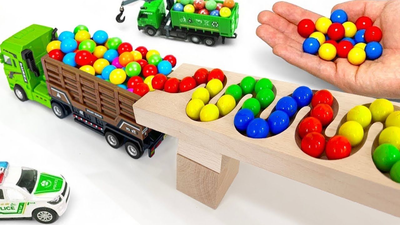 Гонка шариков волновой склон. Экскаватор, Мусоровоз, Самосвал, Скорая помощь, Ретро-грузовик