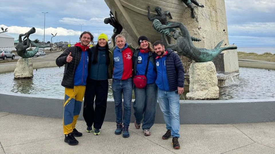 Команда Гидов Клуба 7 Вершин готовит палатки для экспедиции в Антарктиду