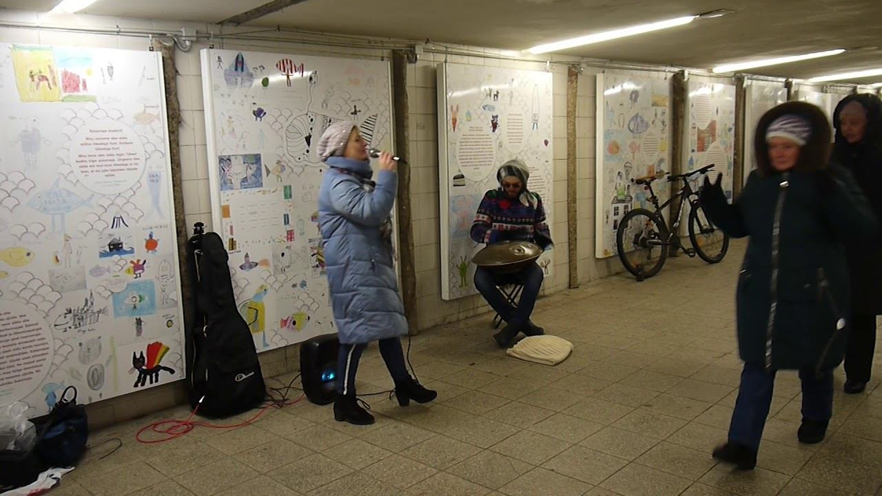 Спонтанное поклонение в подземном переходе Таллина