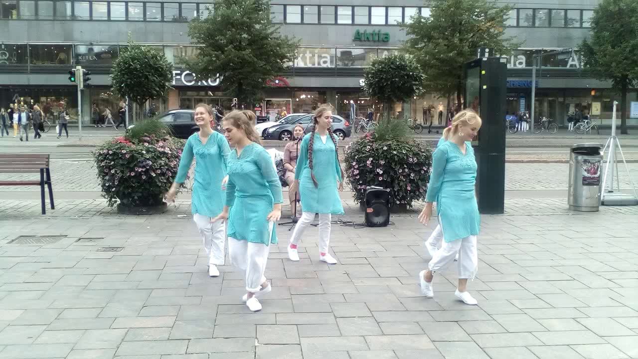 "Ашем Мелех" - танец группы "Софония" на улицах столицы Финляндии