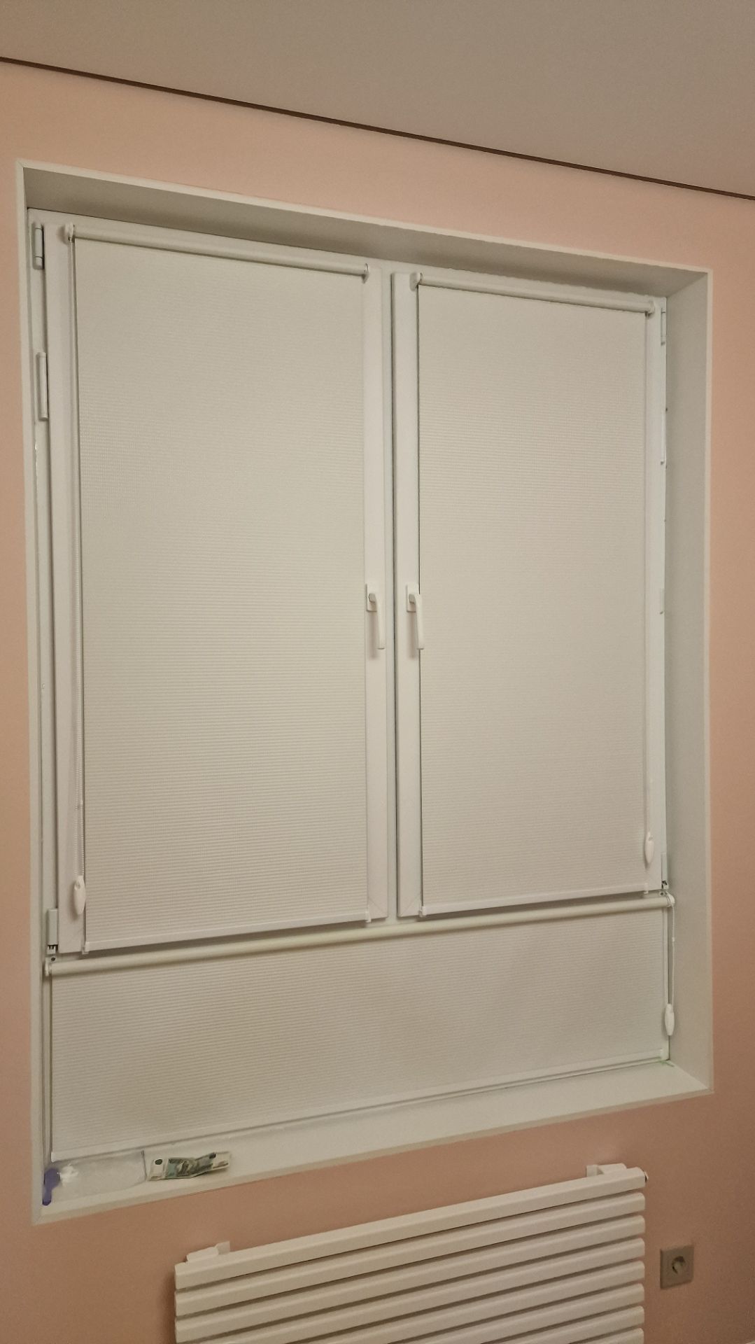 Свободновисящие рулонные шторки МИНИ. С боковыми лесками. Ткань Севилья блэкаут молочный.