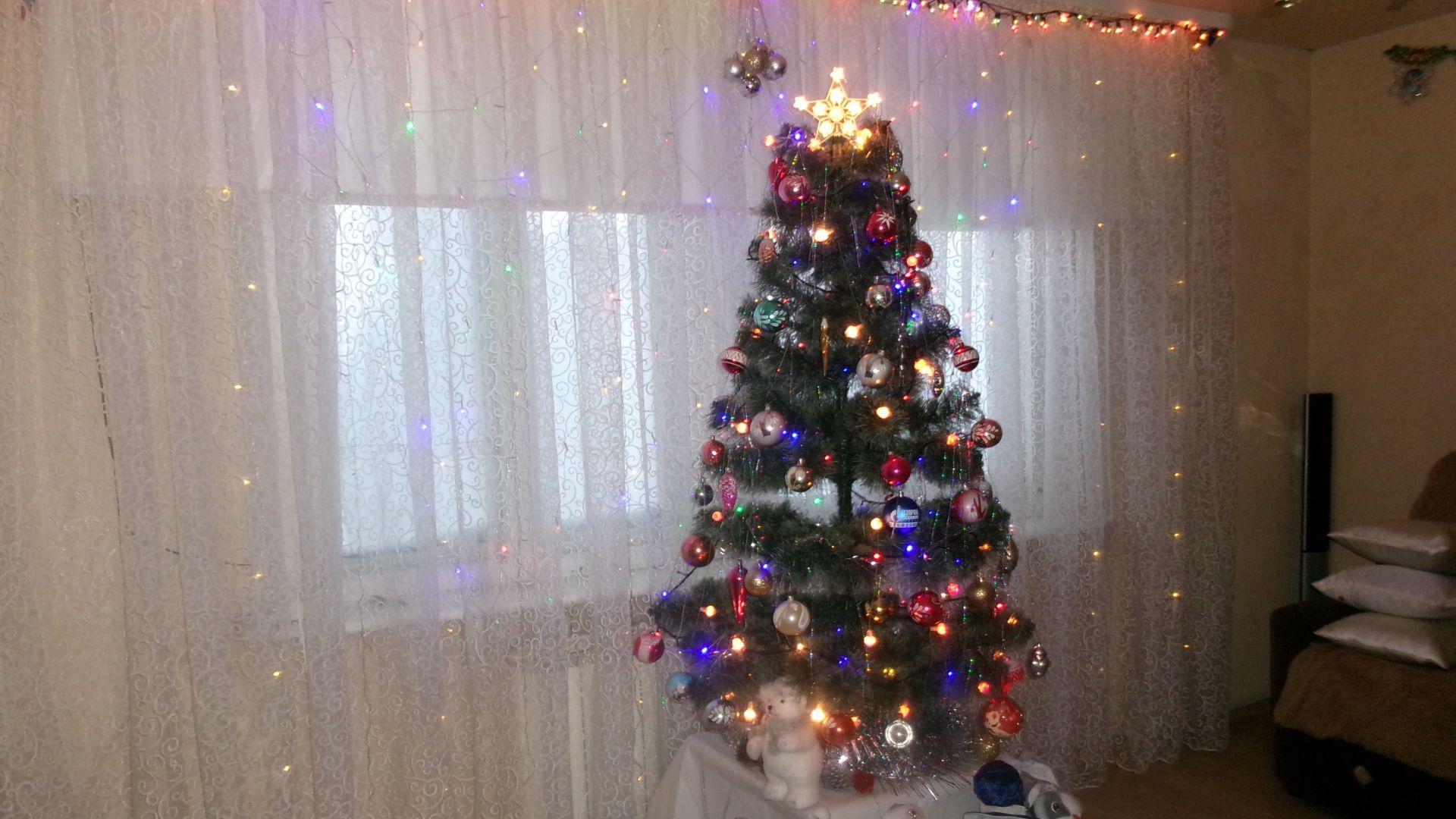 Новогоднее украшение возле нашего дома, на улице и в доме..