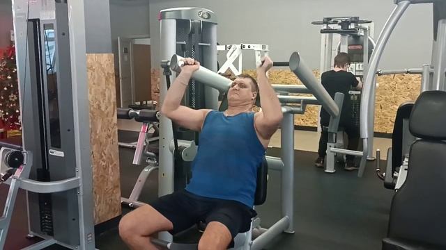 Тренировка Артура Цыганова 41 год в фитнес центре Голден Джим по адр Фучика 3 27 декабря 2028 года.