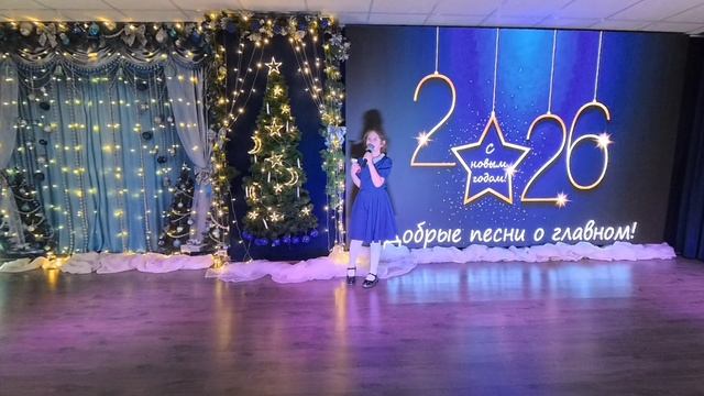 Липатова Эвелина "Люблю я у ёлки одна посидеть..."