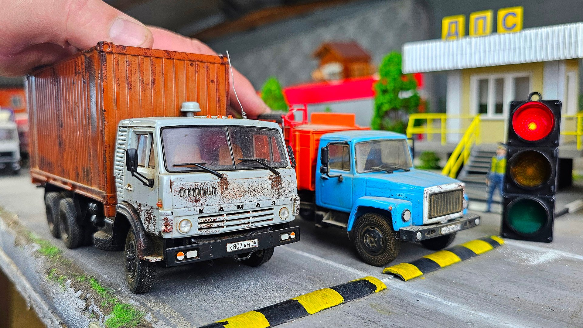 Грузовики проезжают лежачий полицейский. Про машинки