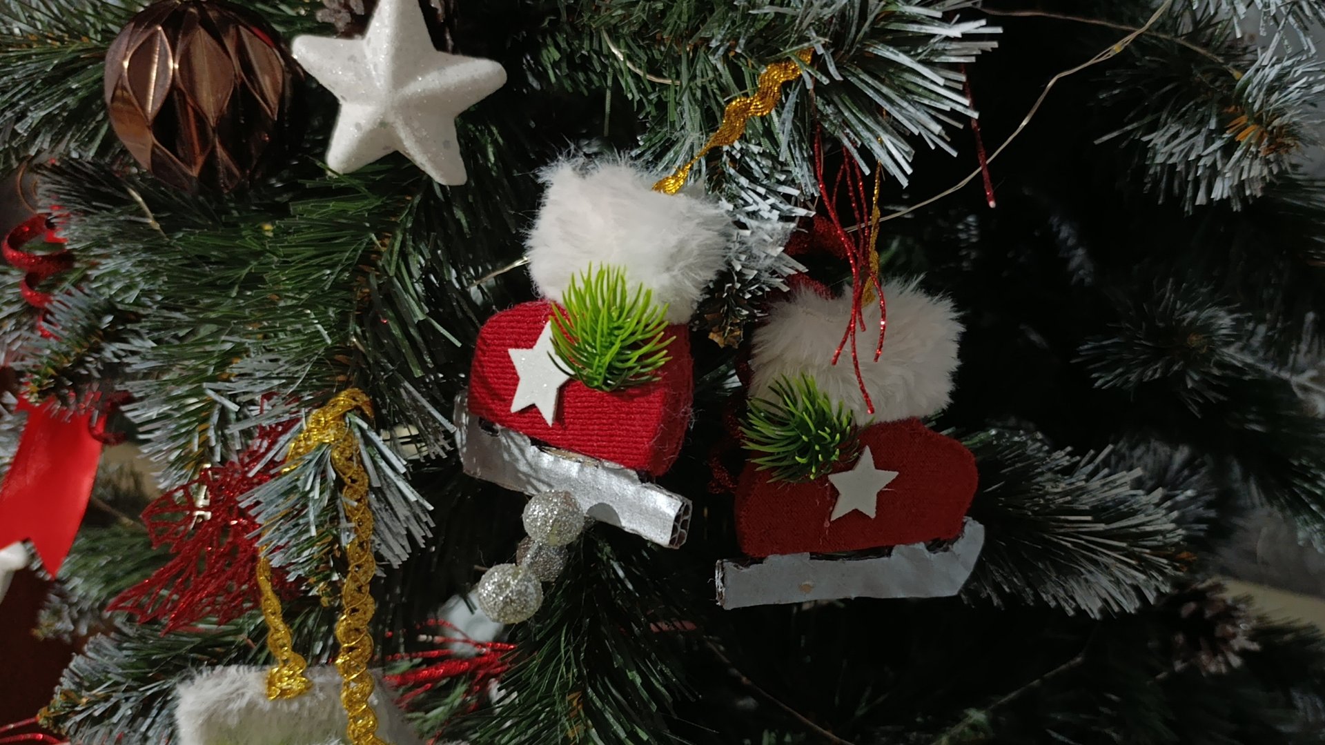 новогодние коньки на ёлку