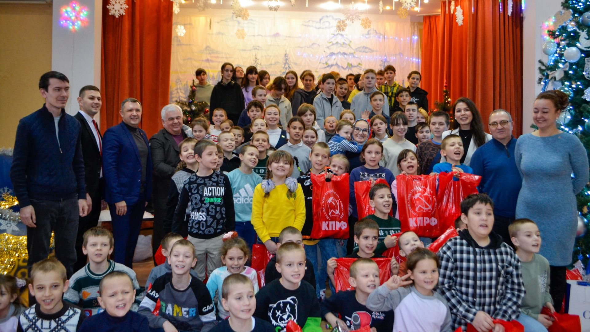 Парламентарии посетили детский социальный центр в Амвросиевке