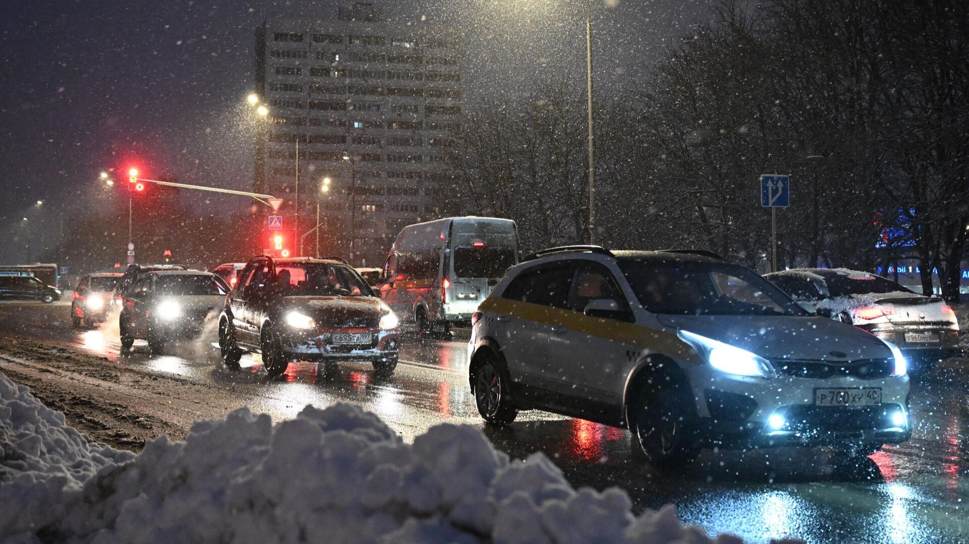 Москва .Прогулка среди небоскребов в зимний снегопад.