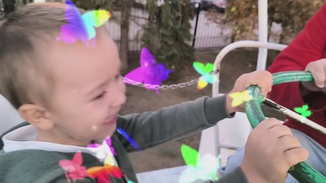 Смотреть видео онлайн -  лучшие видео - Посмотри чего не боится маленький ребенок. Парк