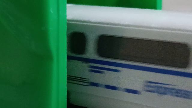 Скоростной поезд выезжает из тоннеля