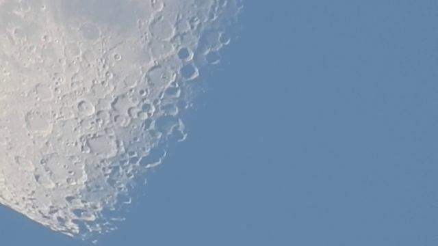 Приехали на рыбалку и тут такое началось. Вид Луны на восходе Солнца