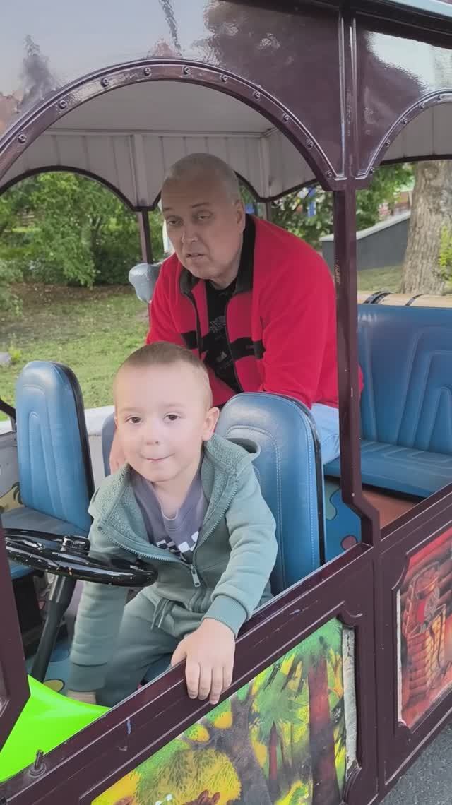 Смотреть видео онлайн - Прогулка на паровозике. Парк