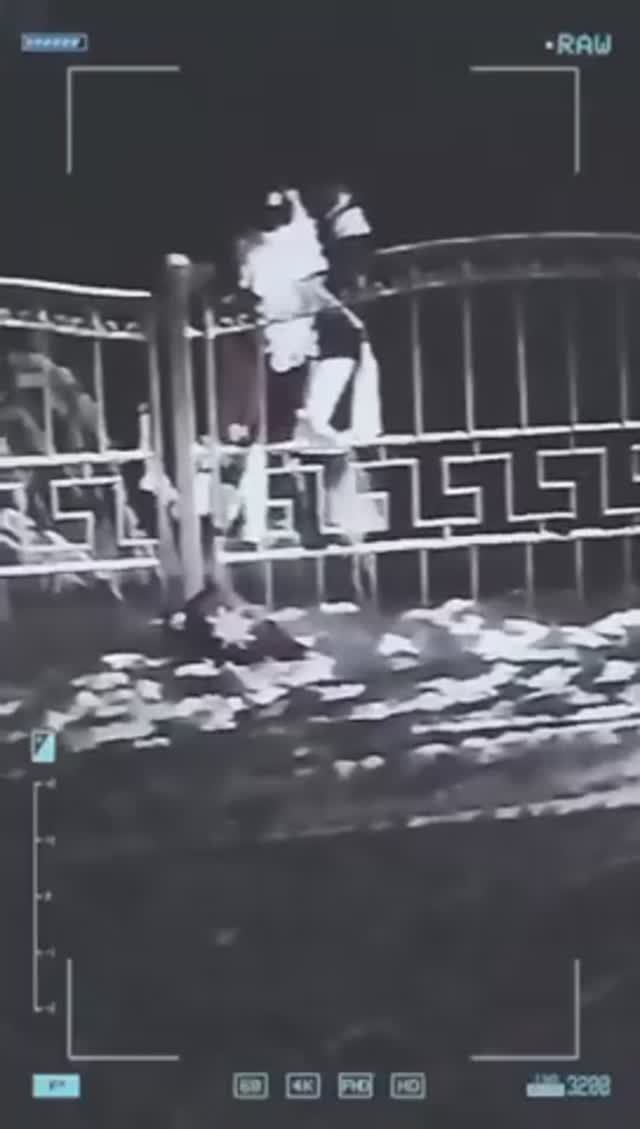 Дед мороз! Бывает и так - ни подарков , ни деда!