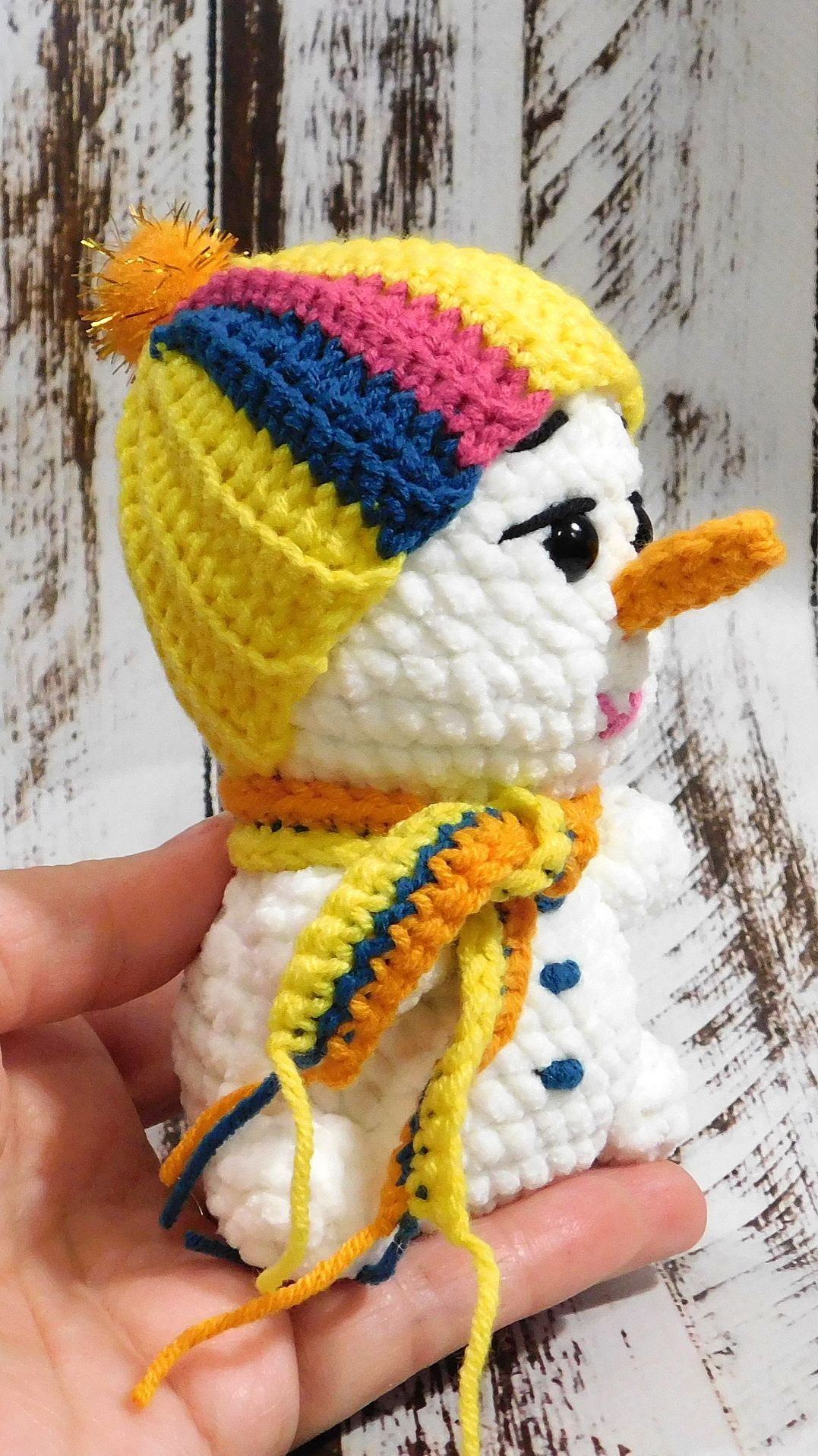 Снегоша снеговик в желто-красной шапке