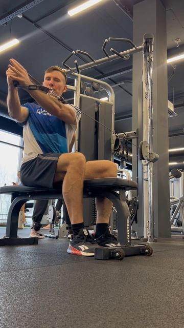 Ротация грудного отдела в кроссовере сидя на скамье