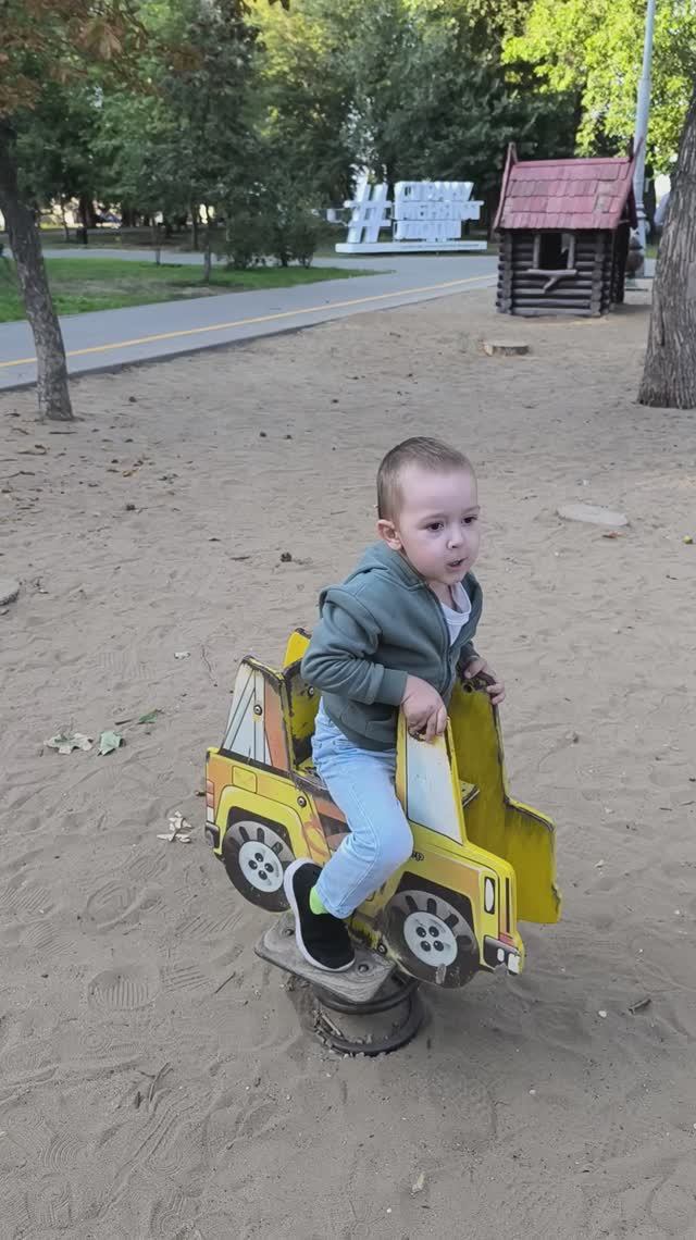 Онлайн лучшие 2025 видео - Смотреть видео Прогулка на детской площадке