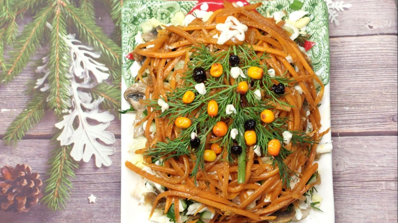 Яркий новогодний салат «Гармония» с украшенной ёлочкой. Салат мясной слоёный с грибами и овощами.