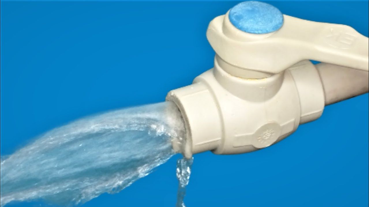 Отличный метод заменить кран под давлением и спаять трубы с водой.