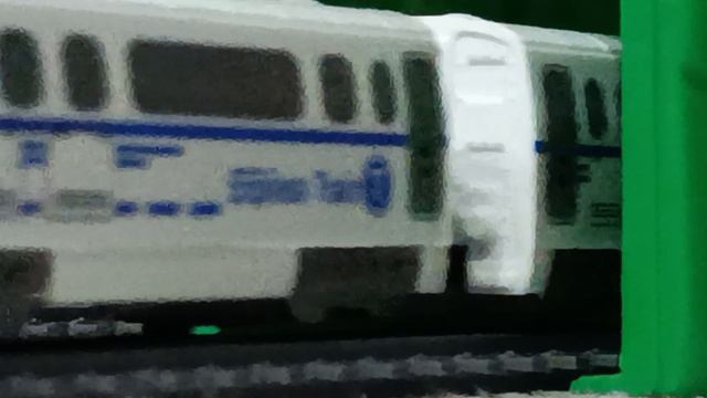 Скоростной поезд заезжает в тоннель 🚇