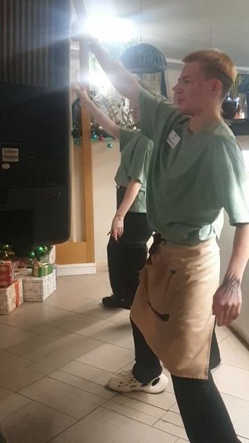 Официанты  колбасёры #shorts  #пицерия #помидор #топ #танцы #вкклип #новыйгод  #2026 #dj #молодёж