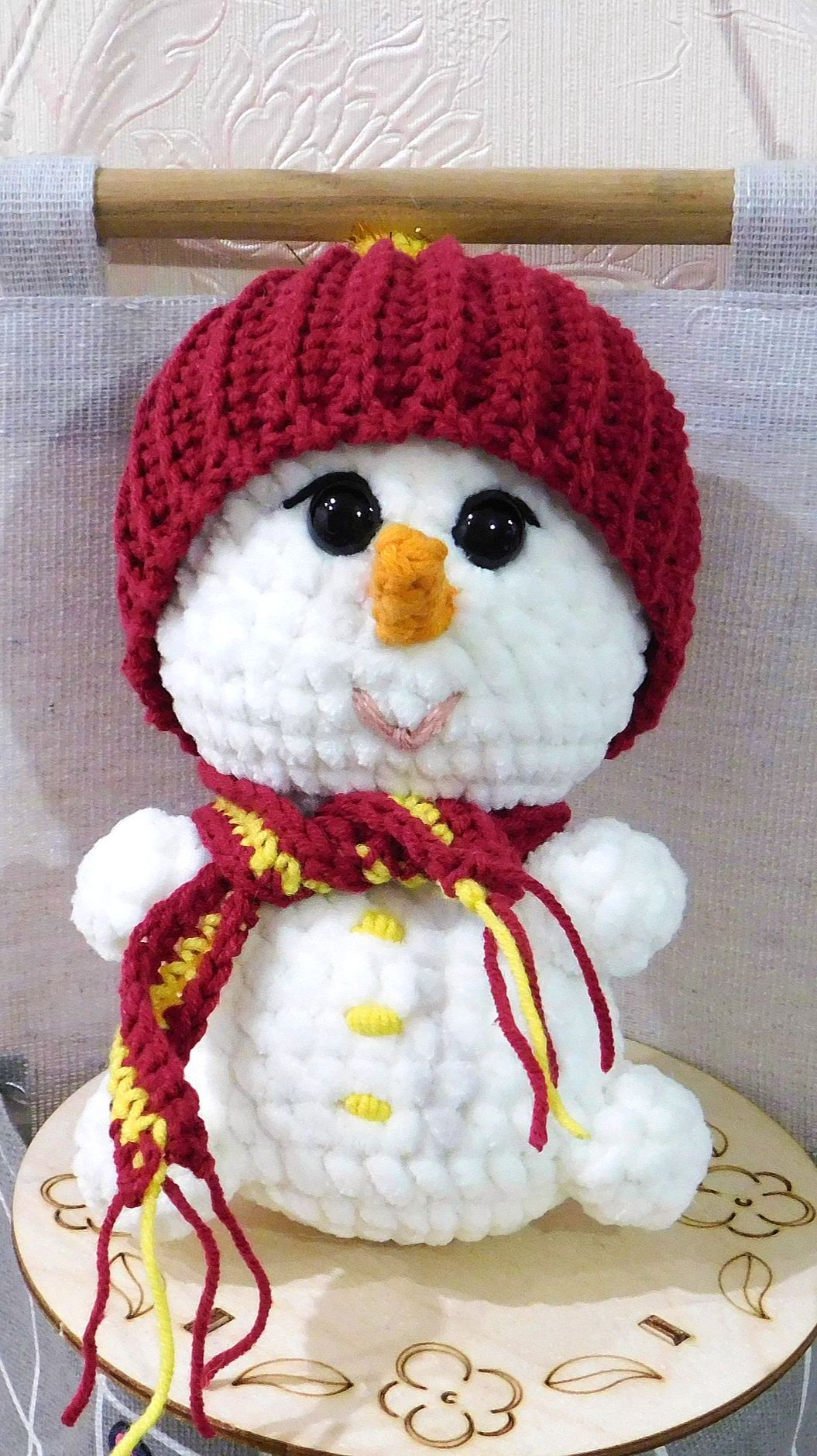 Снегоша снеговик в бордовой шапке