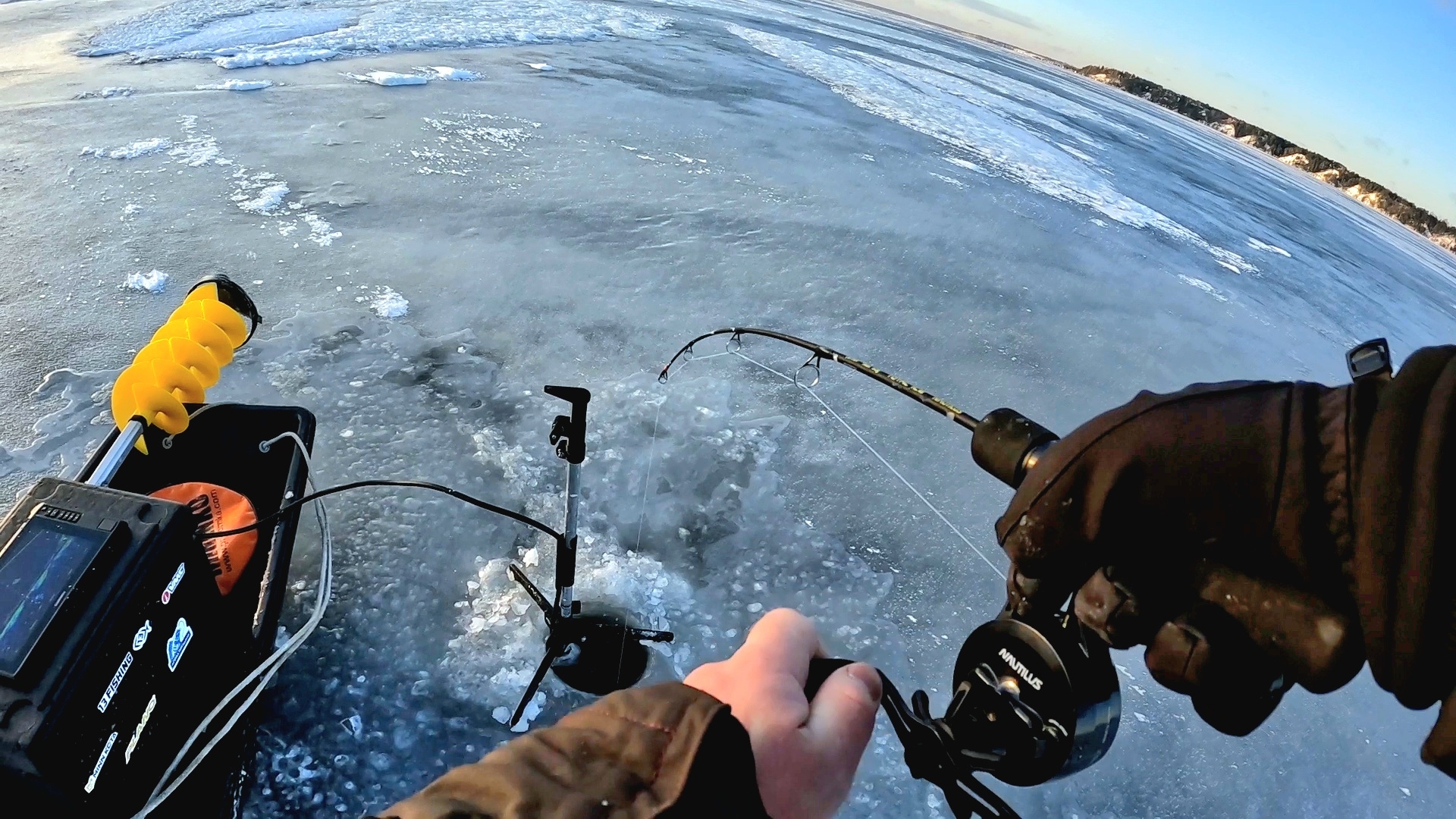 ПРОШЛА СТАЯ ЛЕЩА и СУДАК ЗАГНУЛ УДОЧКУ🎣 Первый лед на Волге. Ловля судака на вибы. Зимняя рыбалка.
