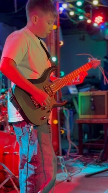 Электрогитара. Выступление ученика музыкальной школы Sing & Play