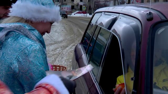 Витамины трезвости раздали Дед Мороз и Снегурочка в Холмске