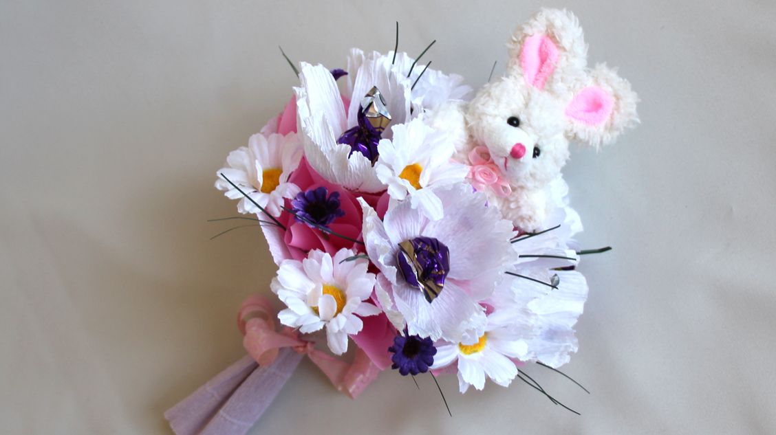 Ручной букет из конфет с игрушкой своими руками. Мастер-класс. Diy