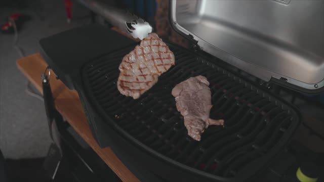 Стейк из свиной шеи Duroc на электрическом гриле Napoleon TravelQ PRO285E