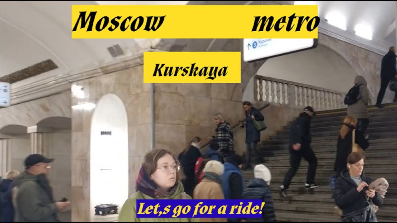 ст. метро Курская, Москва, Кольцевая Линия - интерьер, пассажиры, работники метро, прибытие поездов