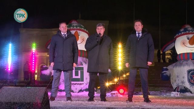 На центральной площади Новомосковска зажгли главную городскую ёлку