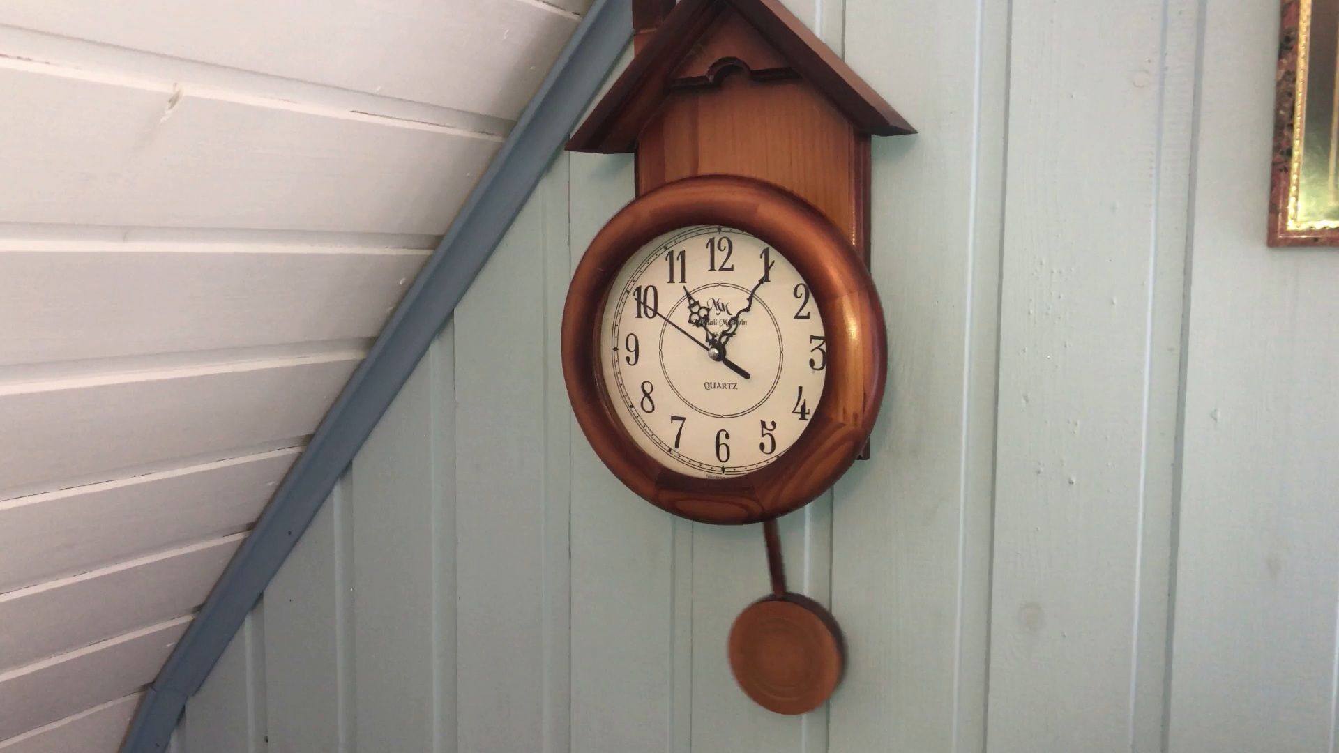 Настенные декоративные часы Михаил Москвин с маятником