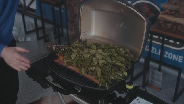 Муксун на кедровой дощечке под березовым веником на электрическом грилe Napoleon TravelQ PRO285EX