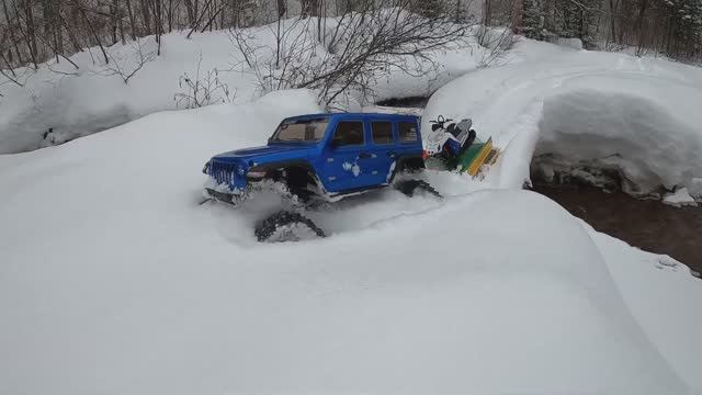 ВИДЕО ПРО МАШИНКИ НА РАДИОУПРАВЛЕНИИ ДЛЯ МАЛЬЧИКОВ ВЕЗЕМ СНЕГОХОД НА ДЖИПЕ ПО СНЕГУ ИГРУШКИ МАШИНКИ