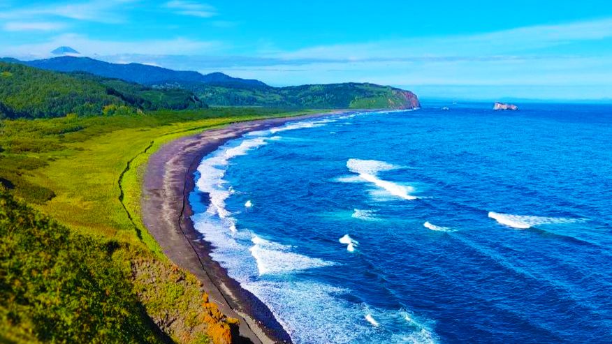 Океанский пляж, скалы, восточное побережье Камчатки.