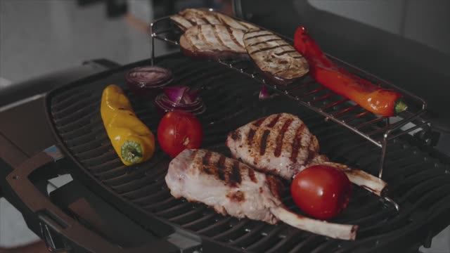 Стейк томагавк Duroc на газовом гриле Napoleon TravelQ PRO 285X