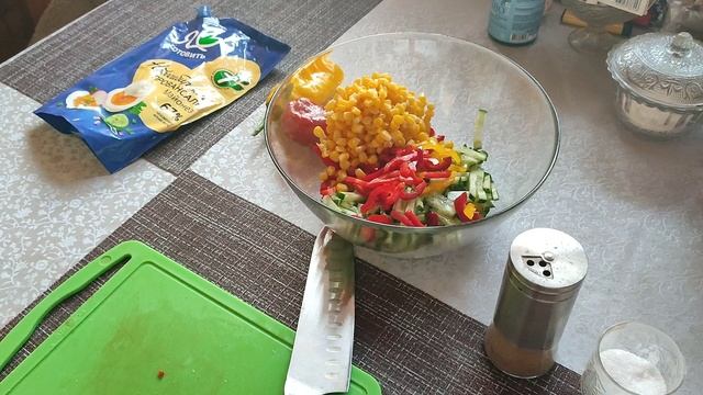 Салат из копчёной грудки с овощами