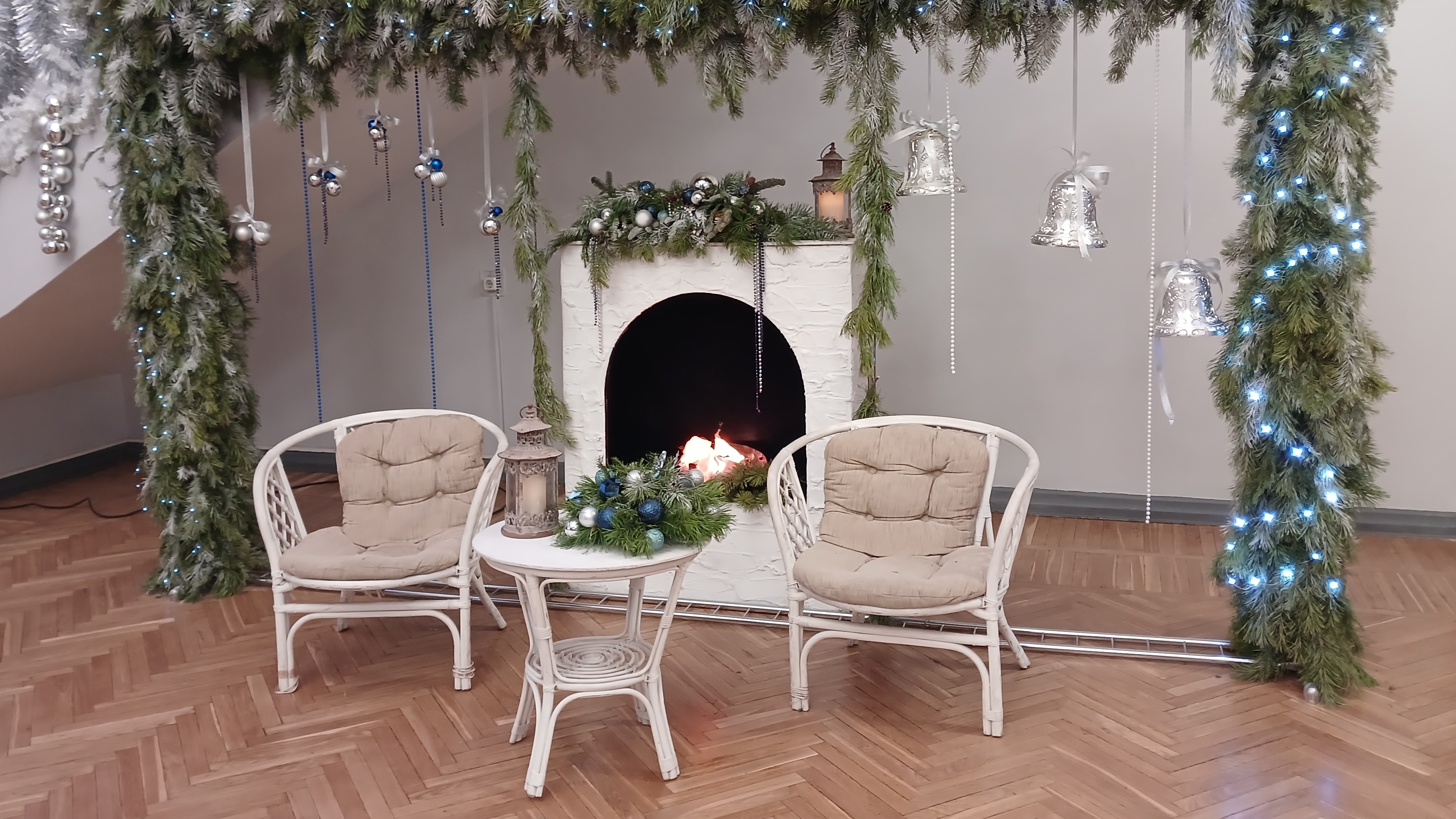 Ледовый городок на Плотинке, нарядная площадь Труда, ёлка в Музкомедии и морозные окна