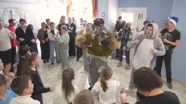 Коллектив Невинномысского Азота вручил детям новогодние подарки