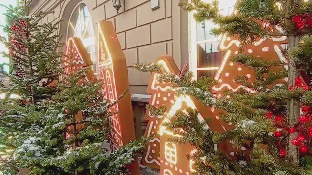 Симпатичная праздничная инсталляция с пряничными домиками.mp4