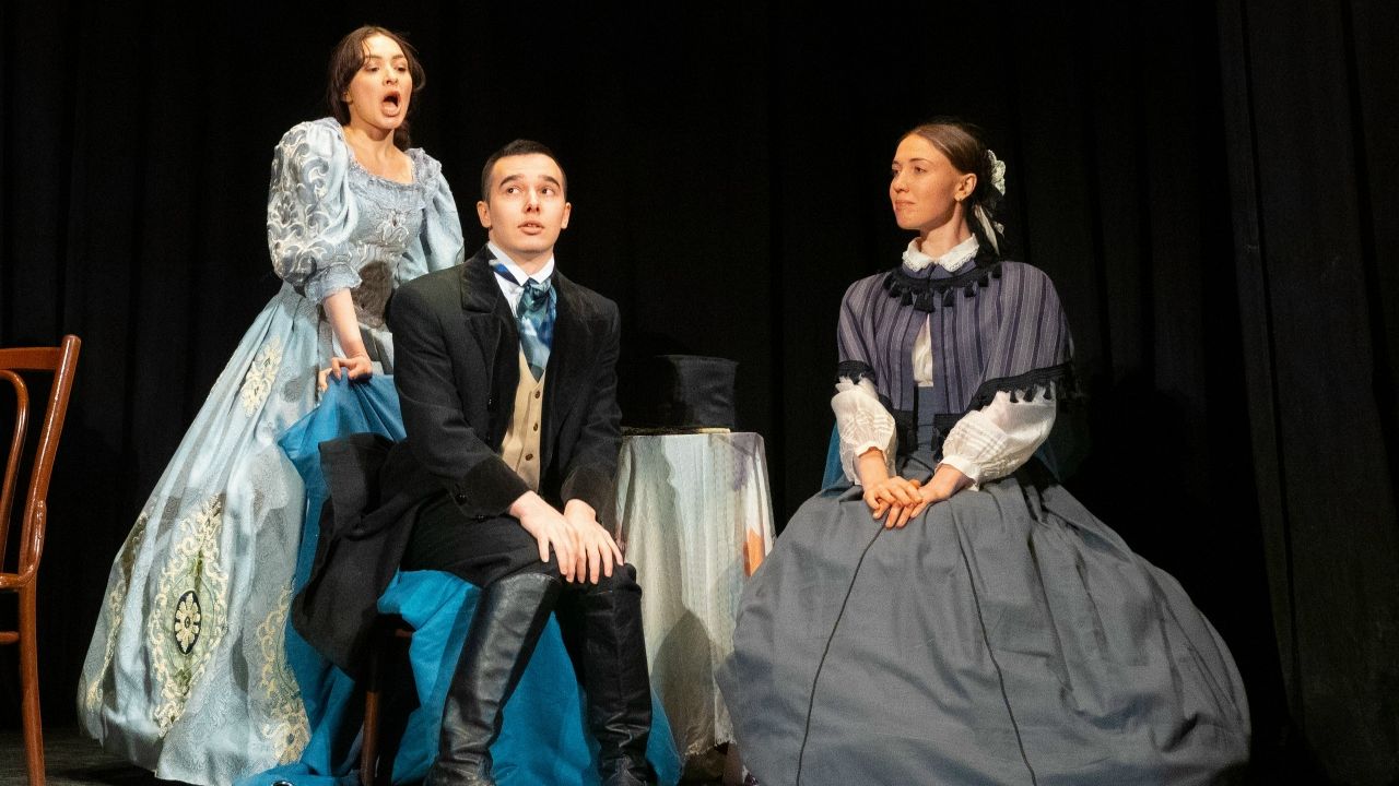 Эскиз пьесы А. Островского "Свои собаки грызутся, чужая не приставай".