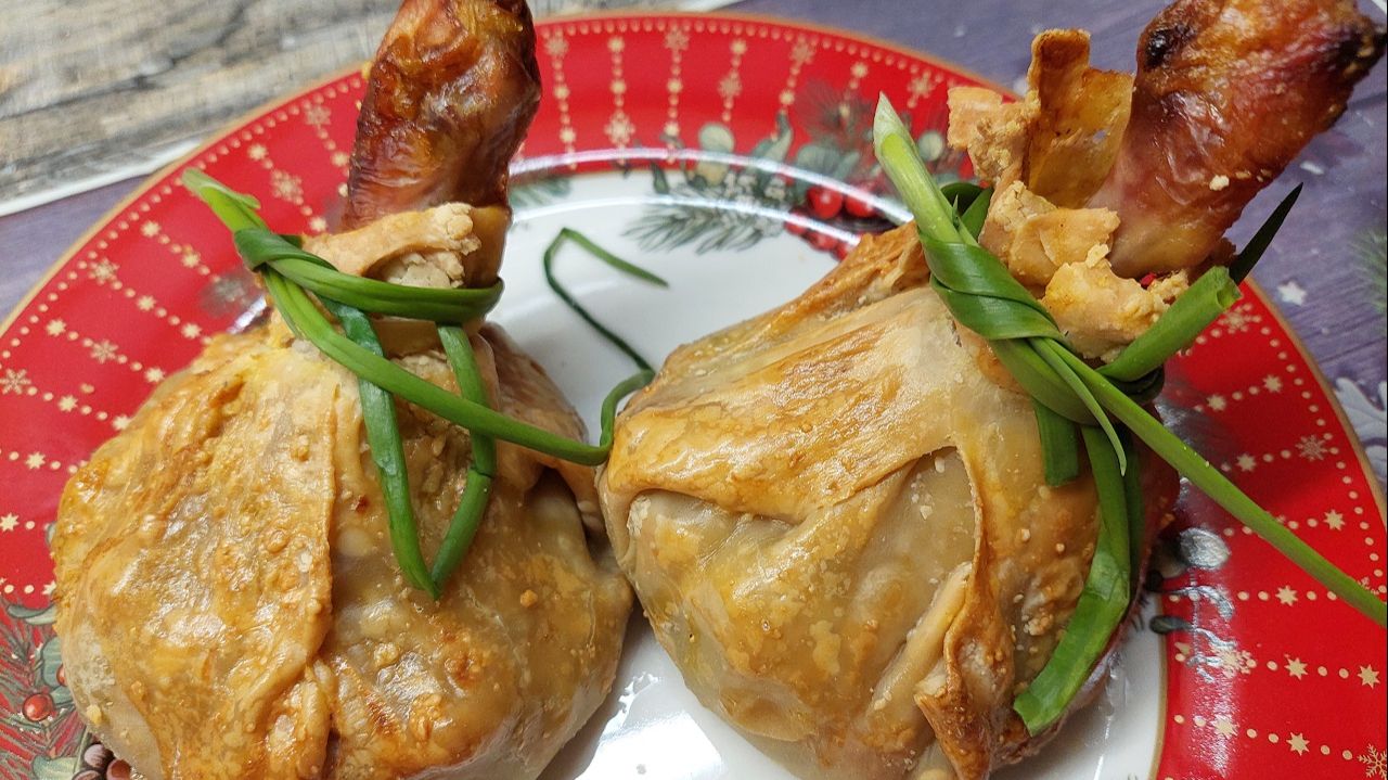 Чудные новогодние мешочки из слоёного теста с вкусным и красивым содержимым.