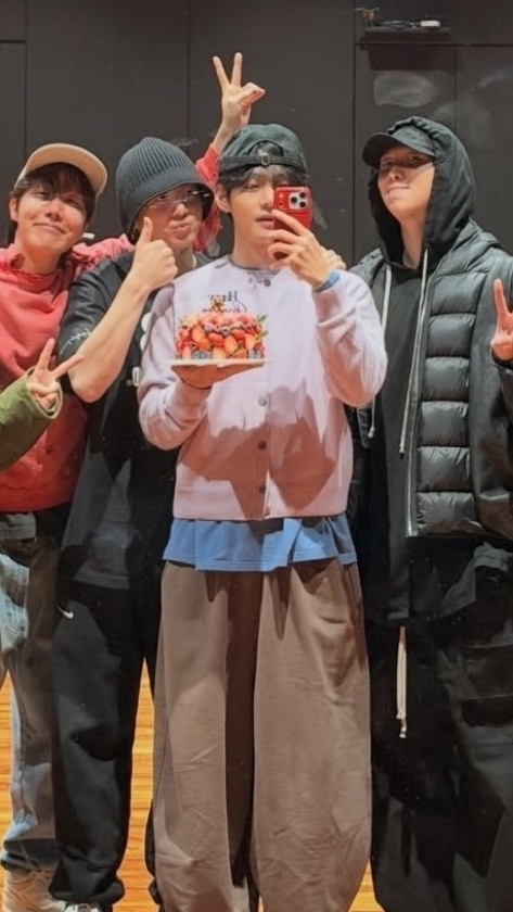 Поздравляшки от BTS 🎉весёлый хаос как всегда 😁